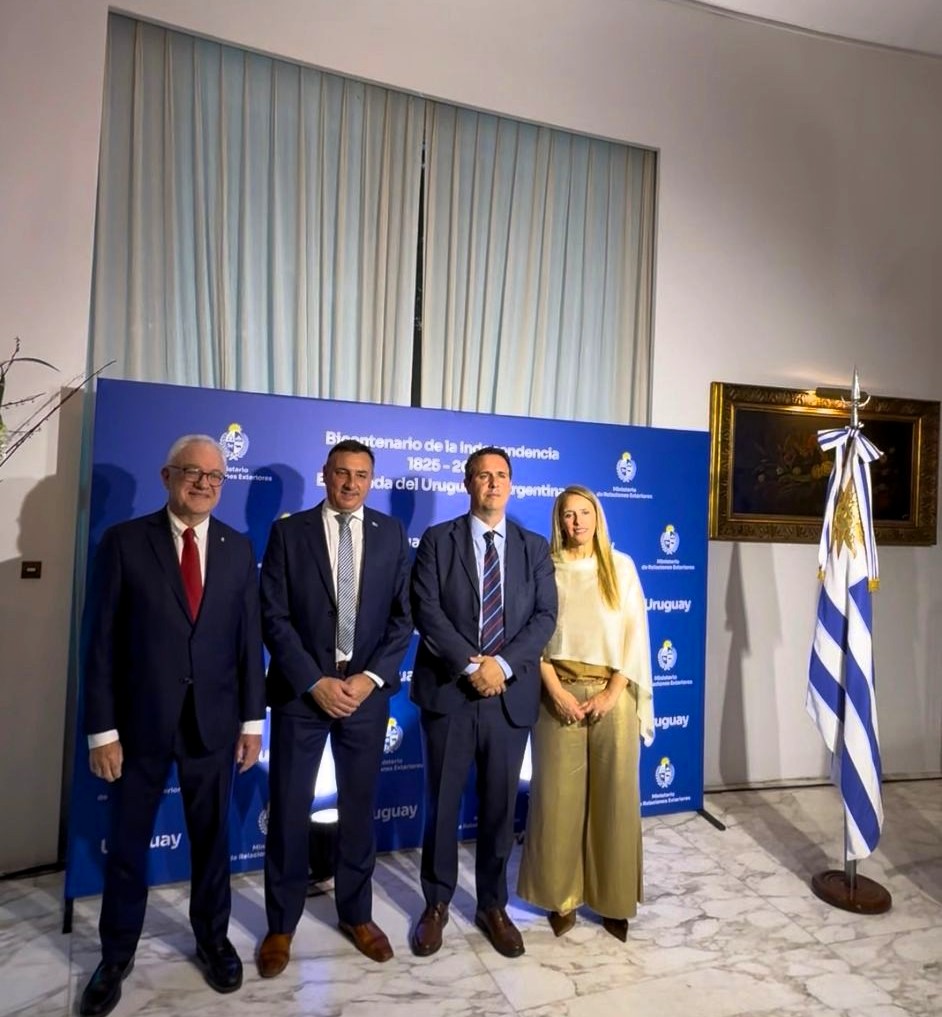 Albisu participó del acto por el Bicentenario en la Embajada de Uruguay en Argentina - Radio ...